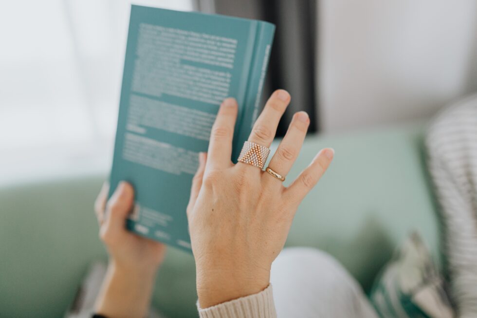 5 Professional Short Bio Examples + How to Write One